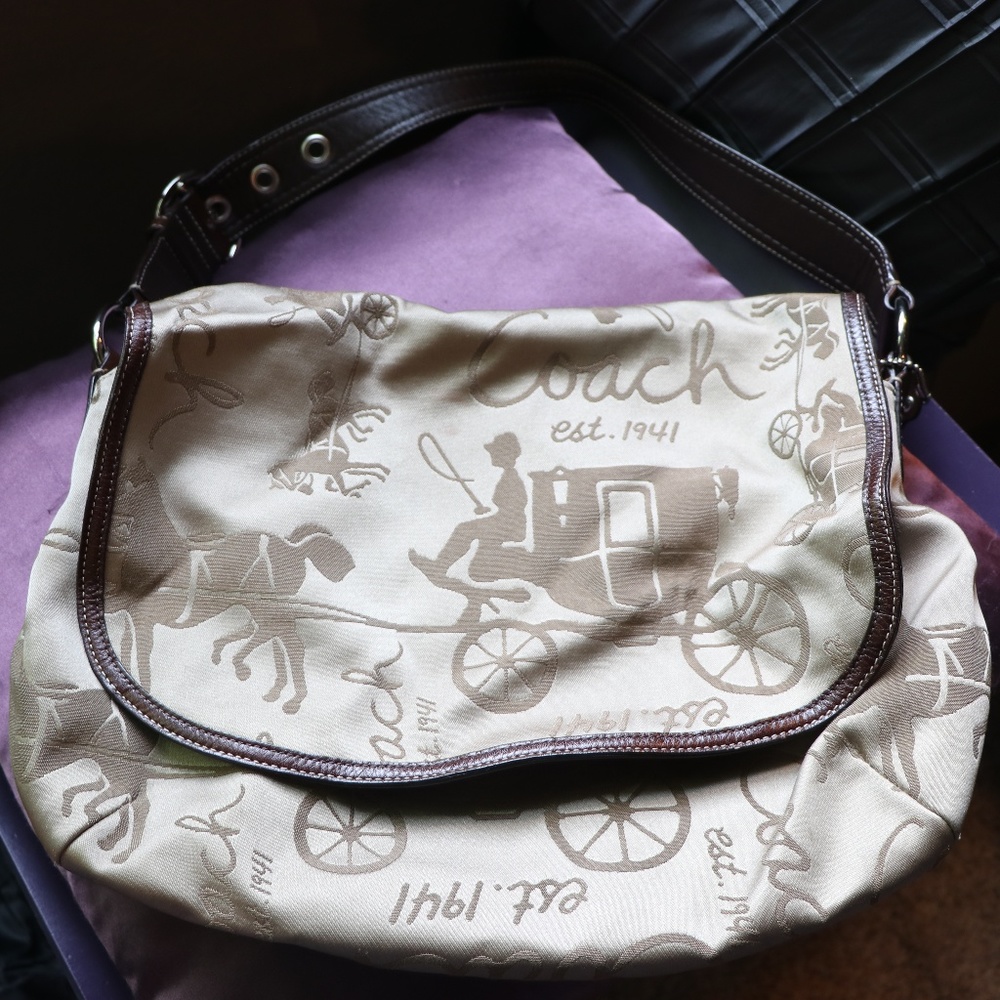 Coach With Large Coachman Logo - Gem